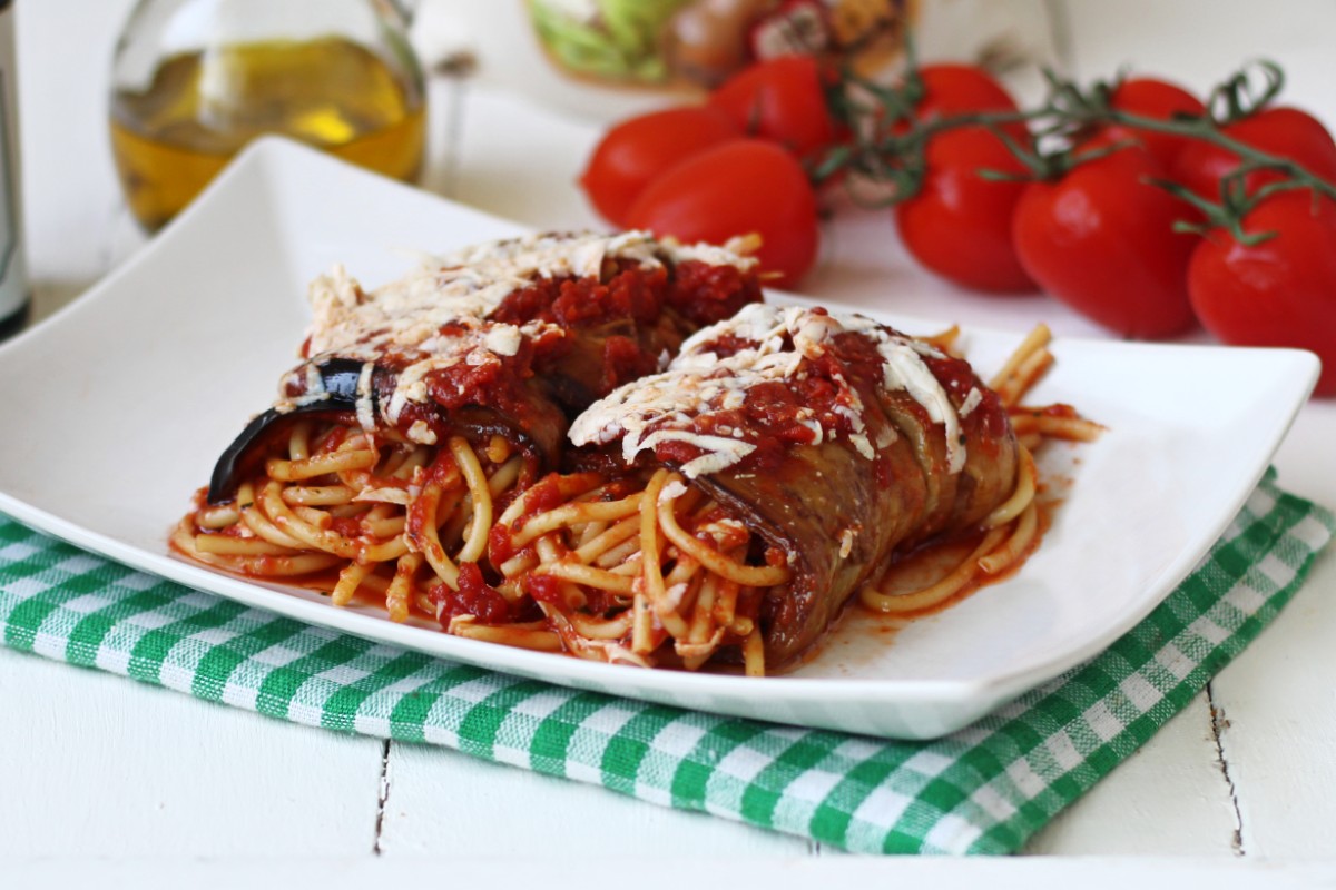 INVOLTINI DI MELANZANE E SPAGHETTI alla norma - Tutto fa Brodo in Cucina