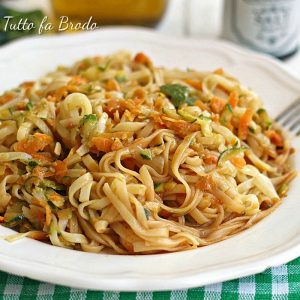 SPAGHETTI DI RISO SALTATI con zucchine e carote - Tutto fa Brodo in Cucina