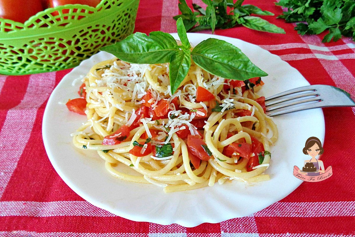 SPAGHETTI ESTIVI AL POMODORO primo piatto freddo - Tutto fa Brodo in Cucina