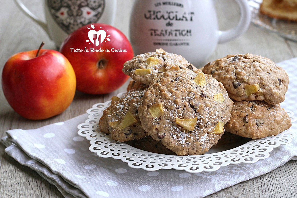 BISCOTTI ALLA MELA MORBIDI con avena e gocce di cioccolato - Tutto fa ...