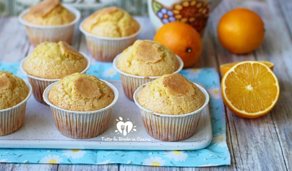 MUFFIN ALL'ARANCIA ALTI E SOFFICI con un arancia frullata intera - Tutto fa Brodo in Cucina