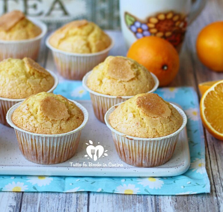 MUFFIN ALL'ARANCIA ALTI E SOFFICI con un arancia frullata intera - Tutto fa Brodo in Cucina