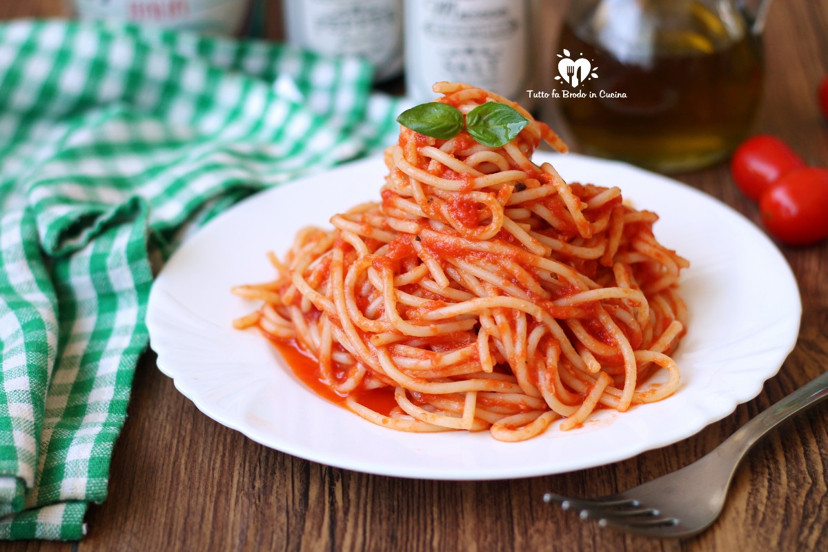 SPAGHETTI AL SUGO DI POMODORI FRESCHI - Tutto fa Brodo in Cucina SPAGHETTI AL SUGO DI POMODORI FRESCHI - Tutto fa Brodo in Cucina
